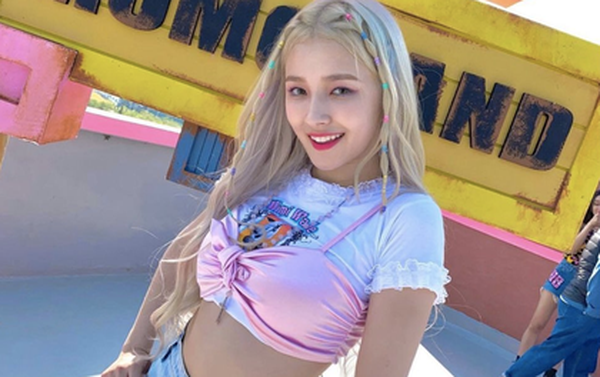 Nancy Momoland lộ clip bị quay lén khi thay đồ & lộ ảnh vếu căng sữa